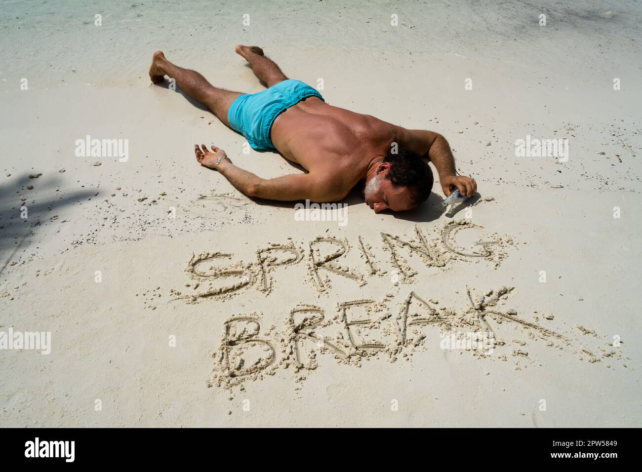 Drunk Travel Beach Party. Funny Vacation Lifestyle Stock Photo - Alamy