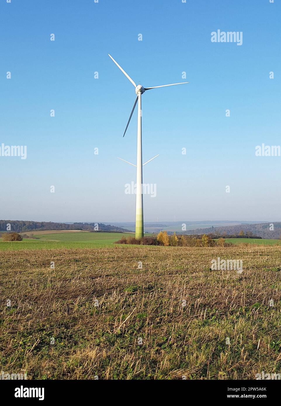 Windkraftanlagen sind nachhaltige Stromerzeuger die vom Wind ...
