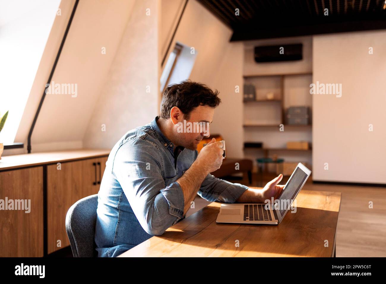 Office management hi-res stock photography and images - Alamy