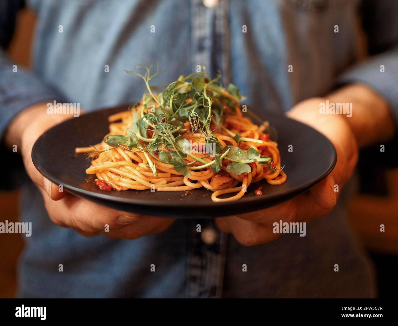 Holding plate of spaghetti hi-res stock photography and images - Alamy