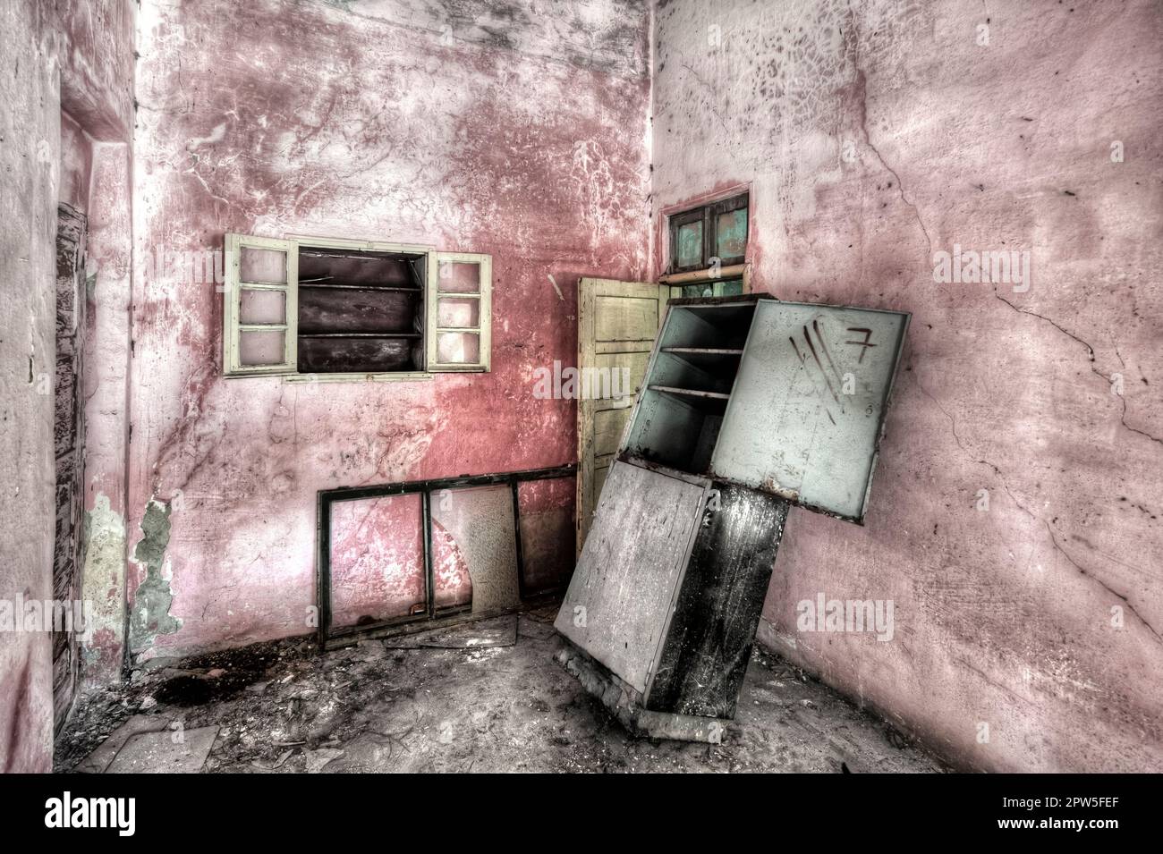 Room in an abandoned, run down house Stock Photo - Alamy