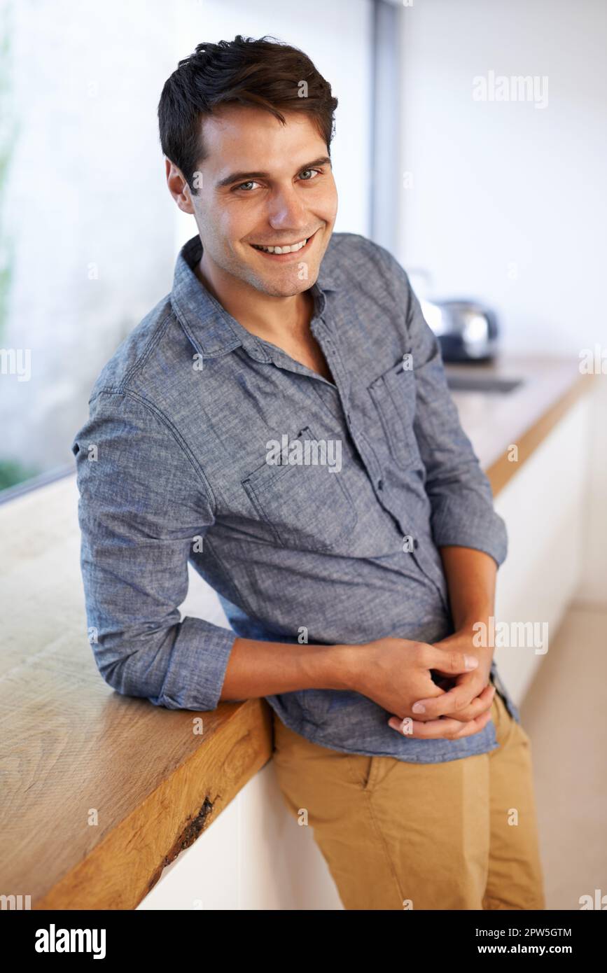 Man leaning against kitchen counter hi-res stock photography and images ...