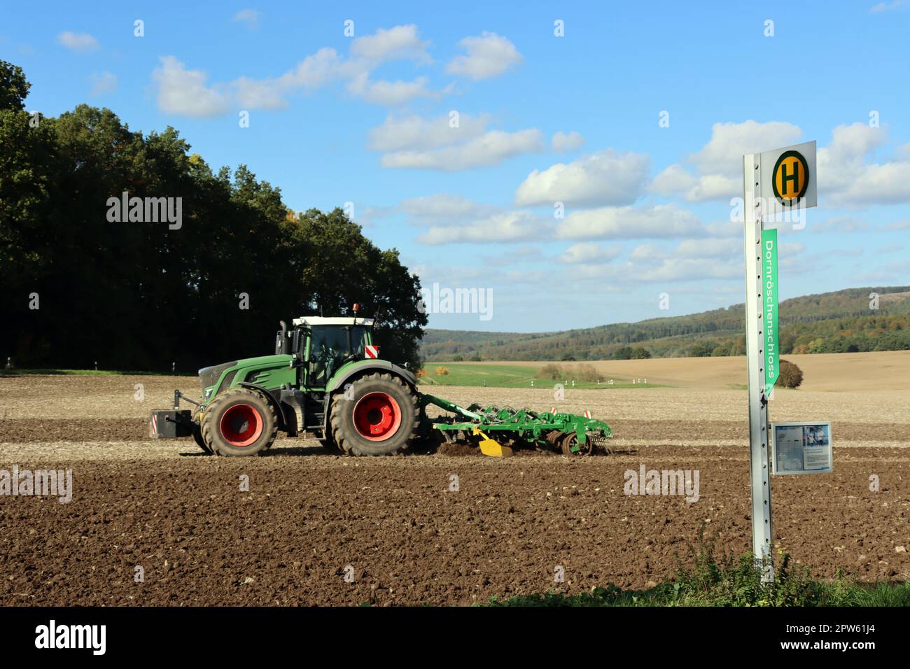 Landwirt eggt mit seinem Traktor ein Feld nahe der Sababurg, Hessen ...
