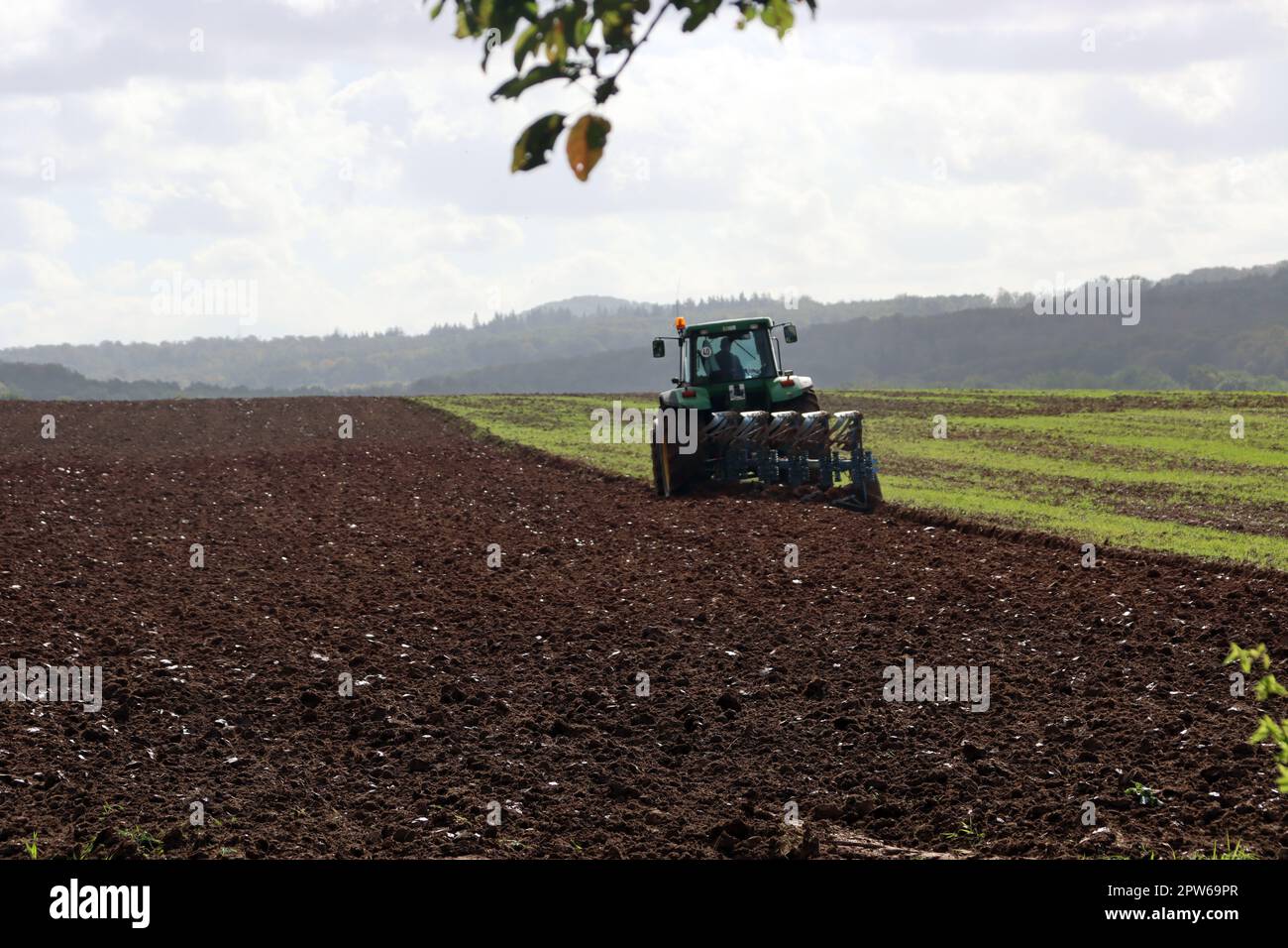 Traktor pflug landwirtschaft hi-res stock photography and images - Alamy