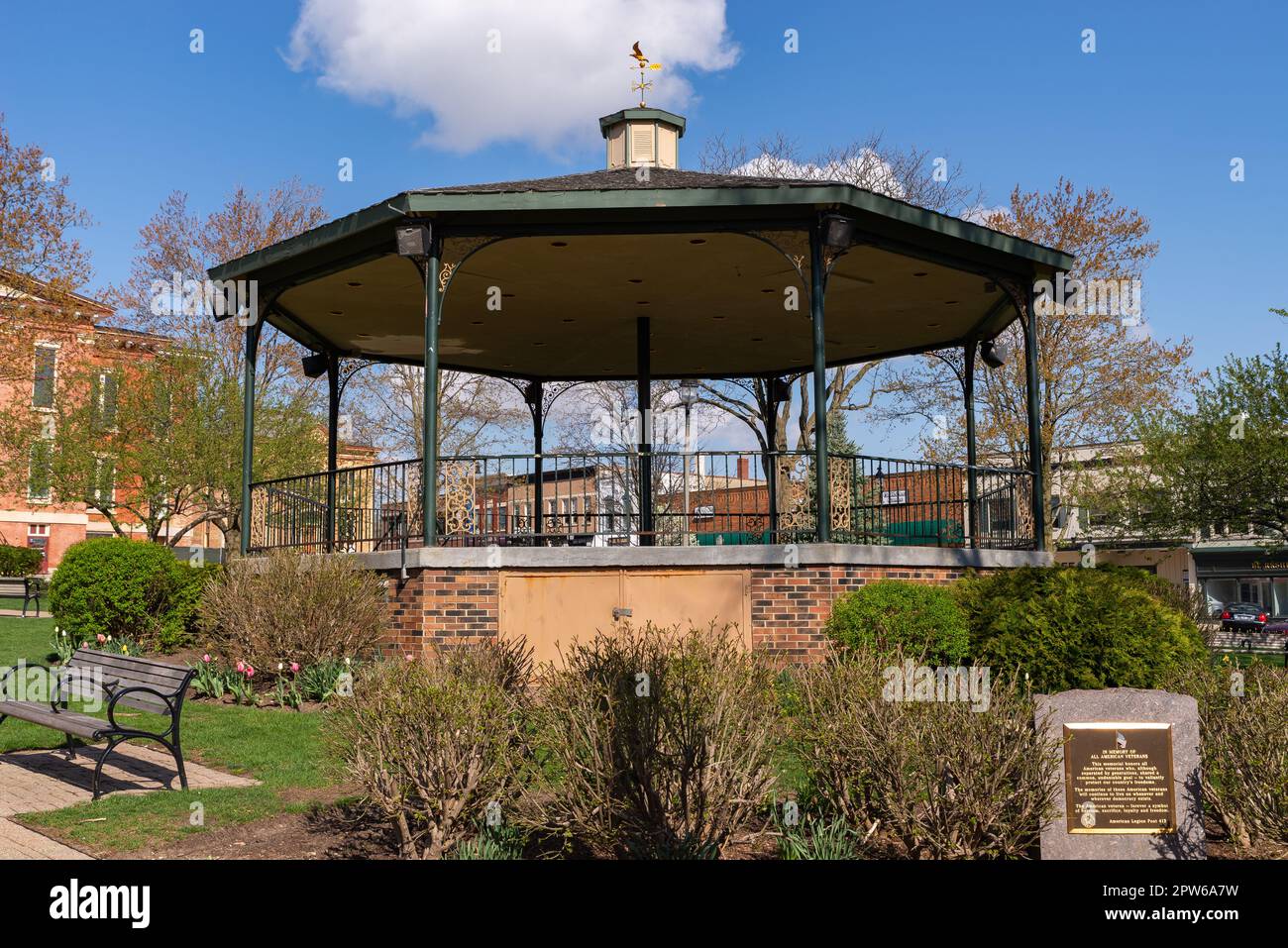 Gazebo in Woodstock Square on a beautiful Spring morning. Woodstock ...