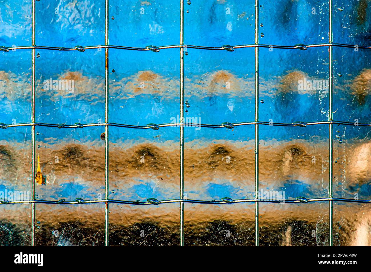 Embedded wire hi-res stock photography and images - Alamy