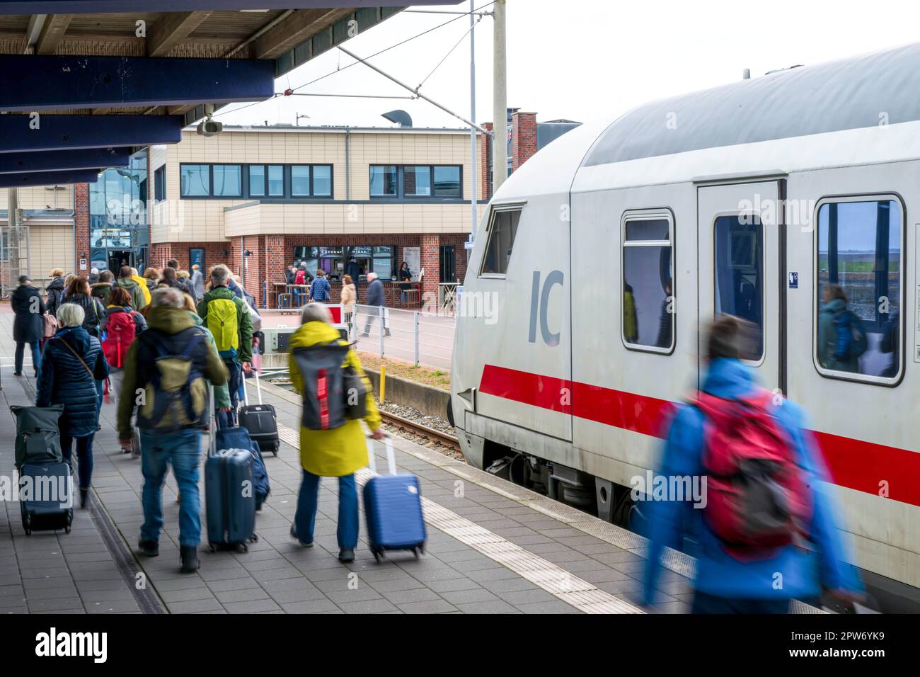 Norddeich, Germany. 27th Apr, 2023. Tourists walk along the Norddeich ...