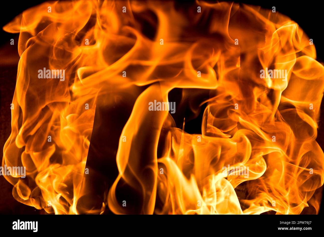 Fire flames burn bonfire flicker hi-res stock photography and images ...