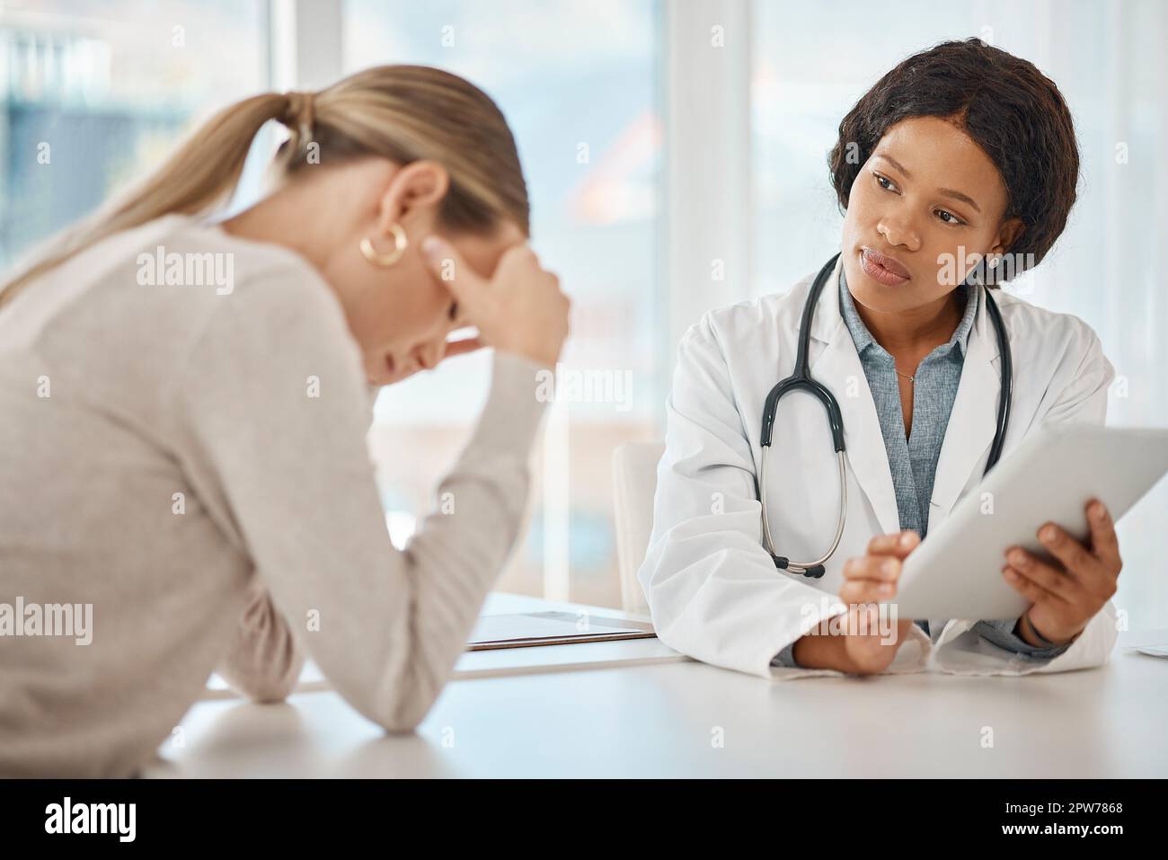 Consoling consult hi-res stock photography and images - Alamy