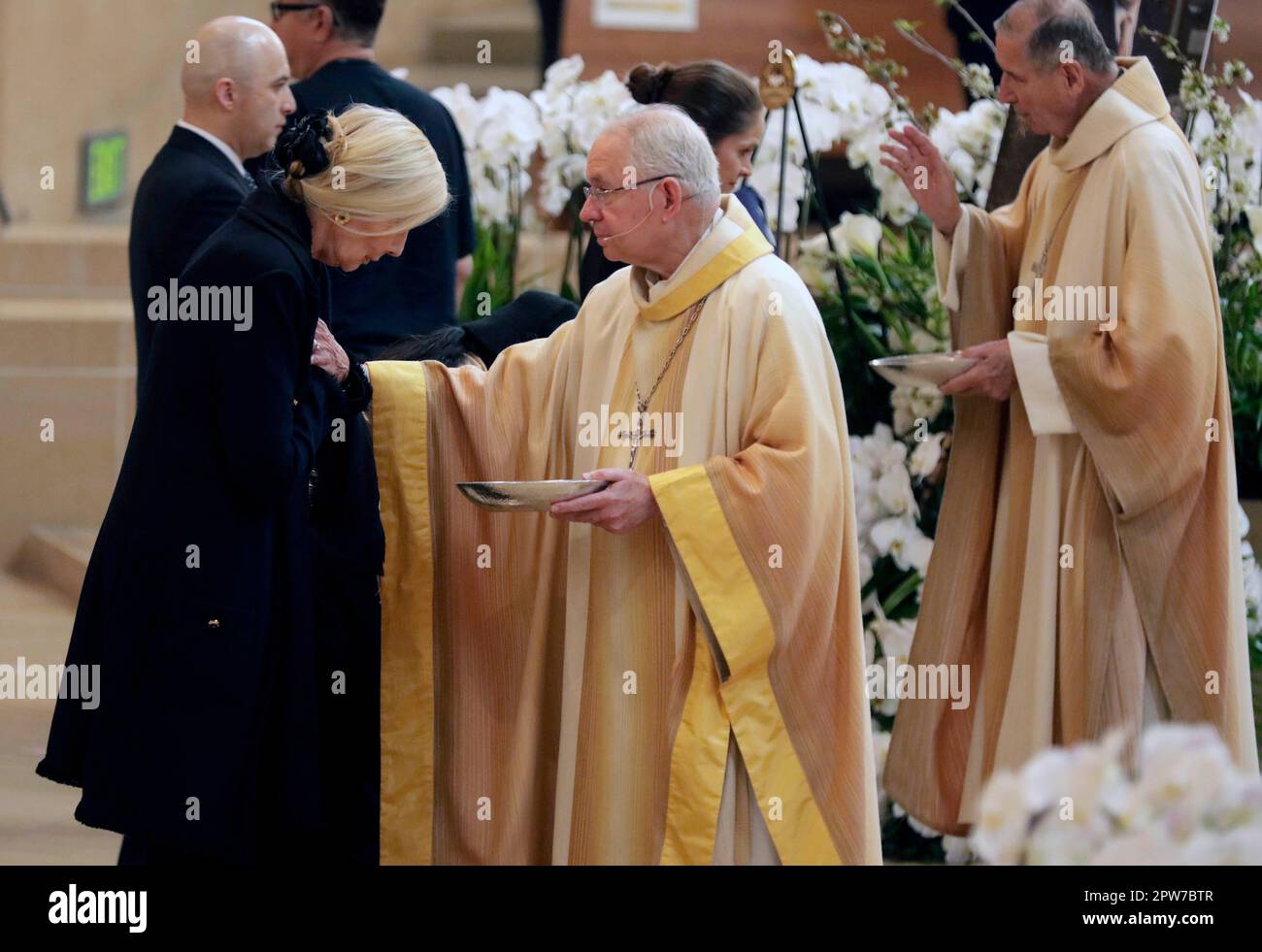 Elizabeth Riordan, left, wife of Mayor Richard Riordan, receives a ...