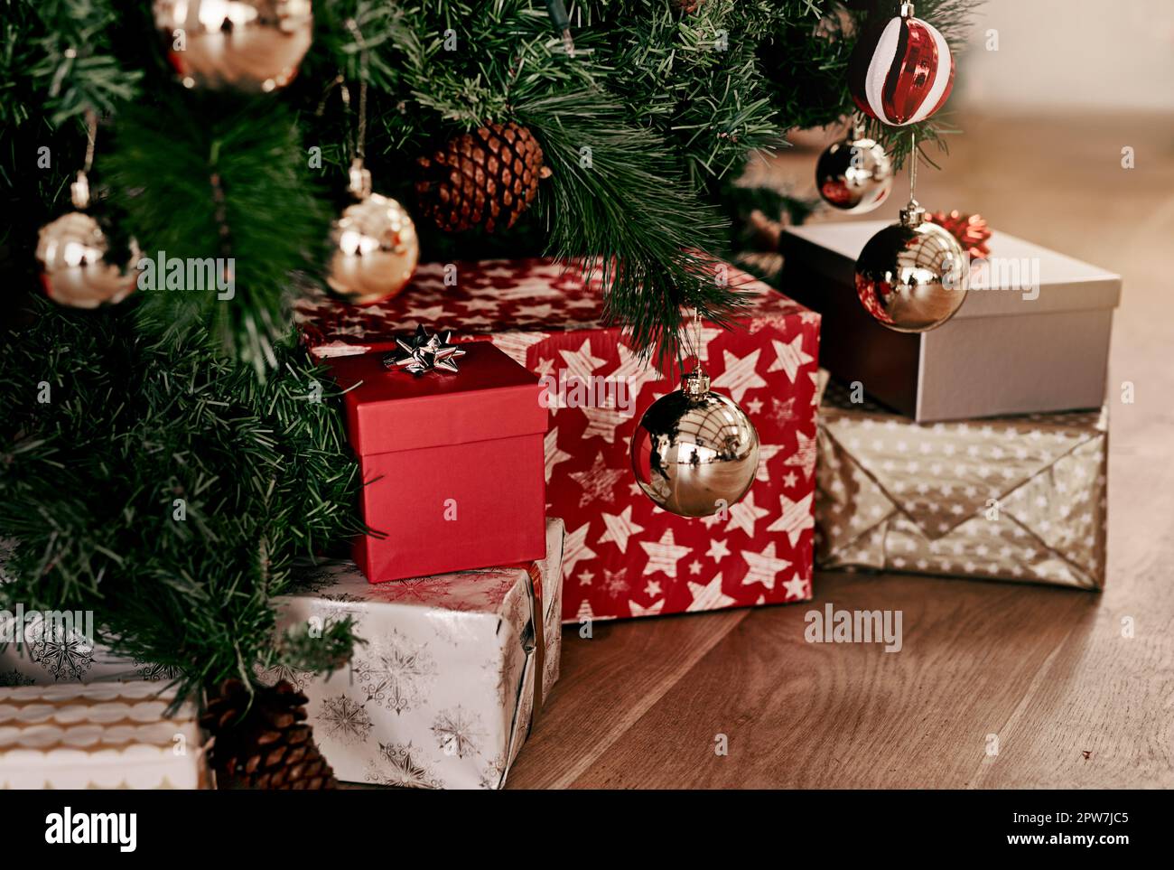 Opened christmas presents hi-res stock photography and images - Alamy
