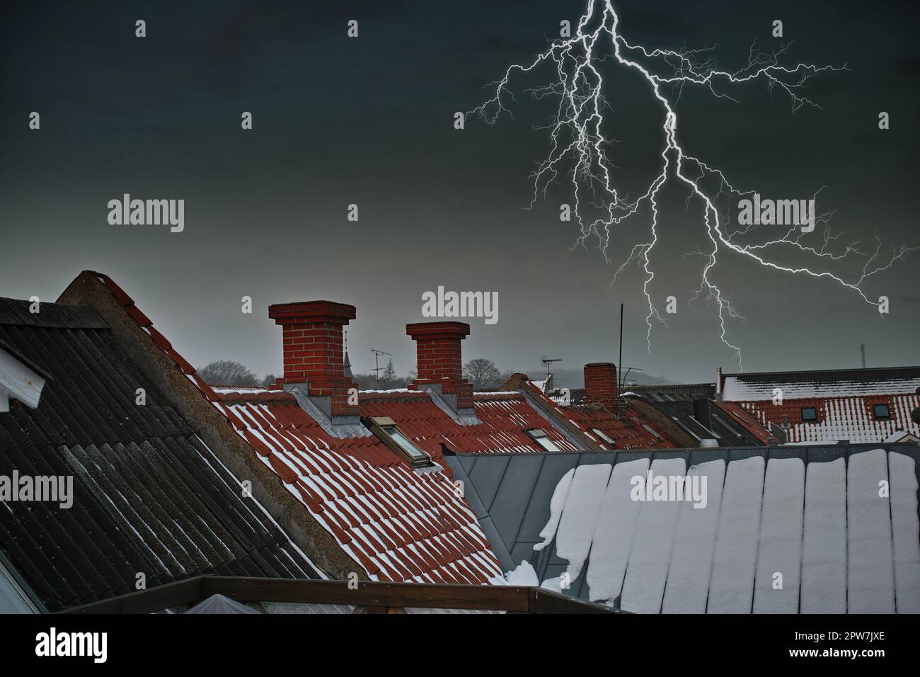 Dramatic lighting home exterior hi-res stock photography and images - Alamy