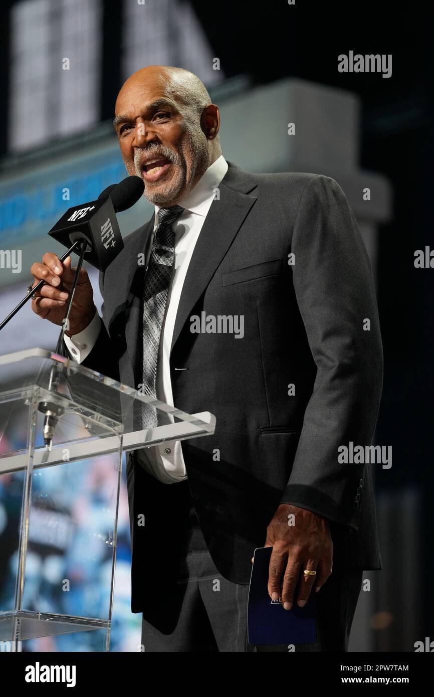 Raymond Chester announces the No. 70 pick for the Las Vegas Raiders at ...