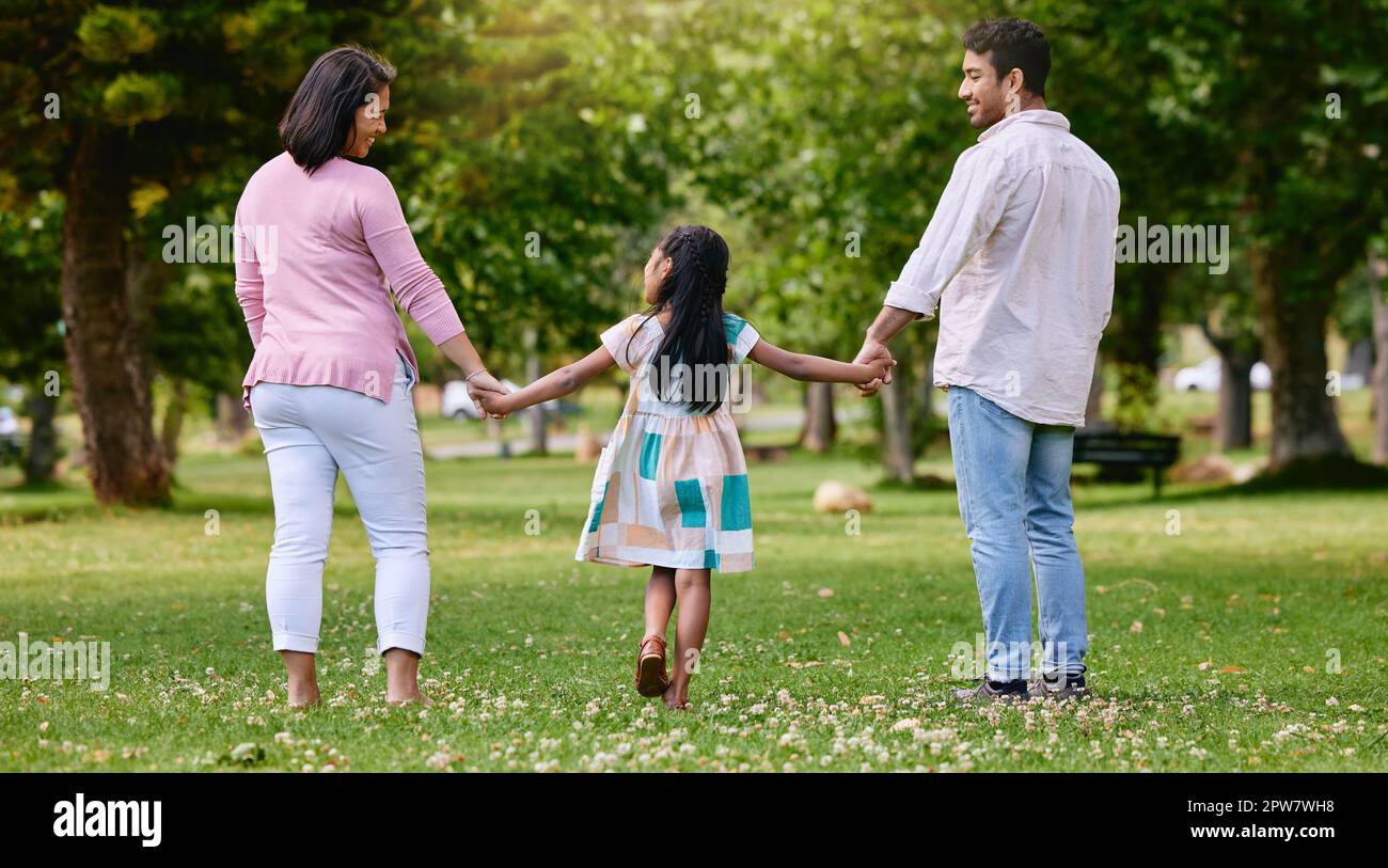 Child parents back view walking hi-res stock photography and images - Alamy