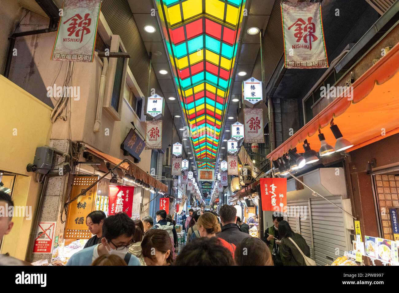 Nishiki market April 2023, crowded indoor market in downtown Kyoto ...