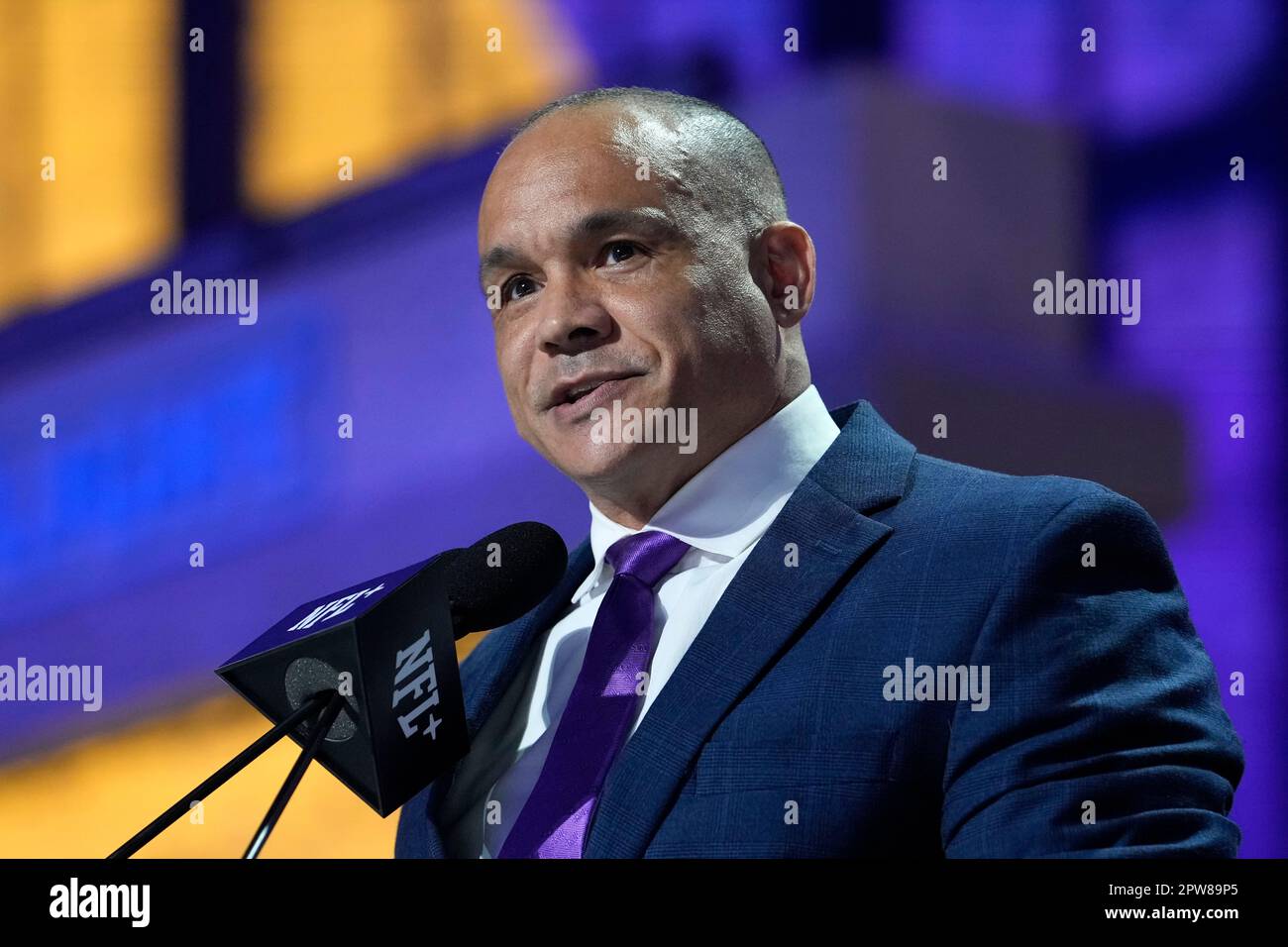 Robert Smith announces the No. 102 pick for the Minnesota Vikings at ...
