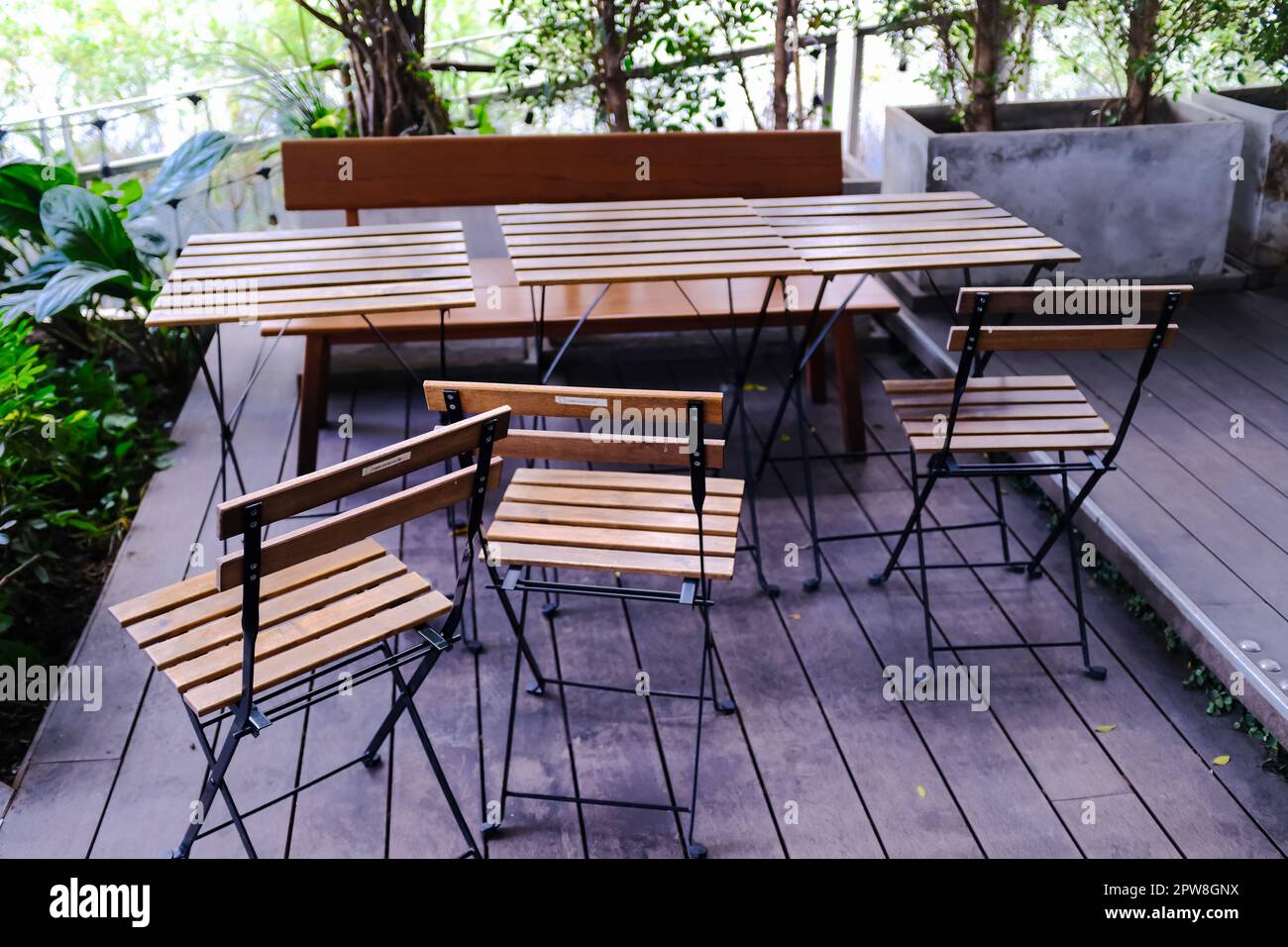 Park picnic table and chairs hi-res stock photography and images - Alamy