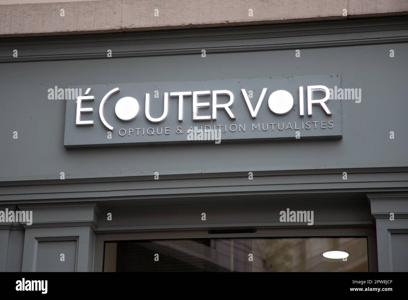lyon , Aura France - 04 24 2023 : ecouter voir signboard logo sign on ...