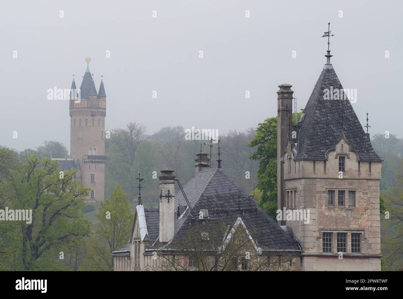 Potsdam, Germany. 29th Apr, 2023. Morning mist lies over the Havelhaus ...