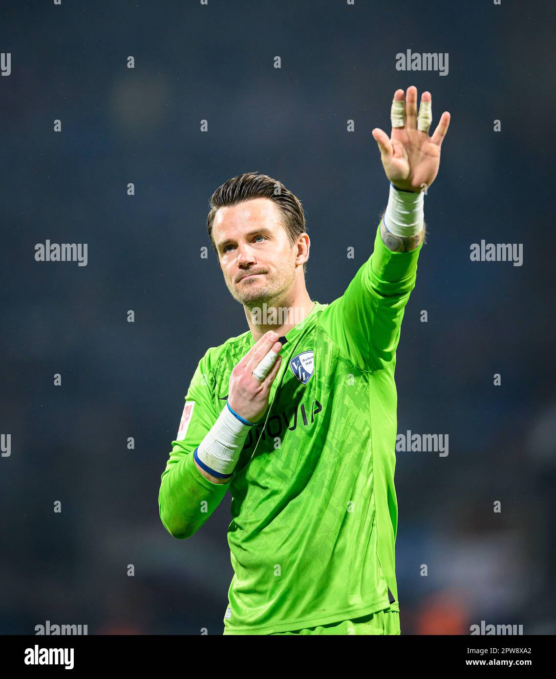 goalwart Manuel RIEMANN (BO) on the lap of honor, puts his hand on his ...