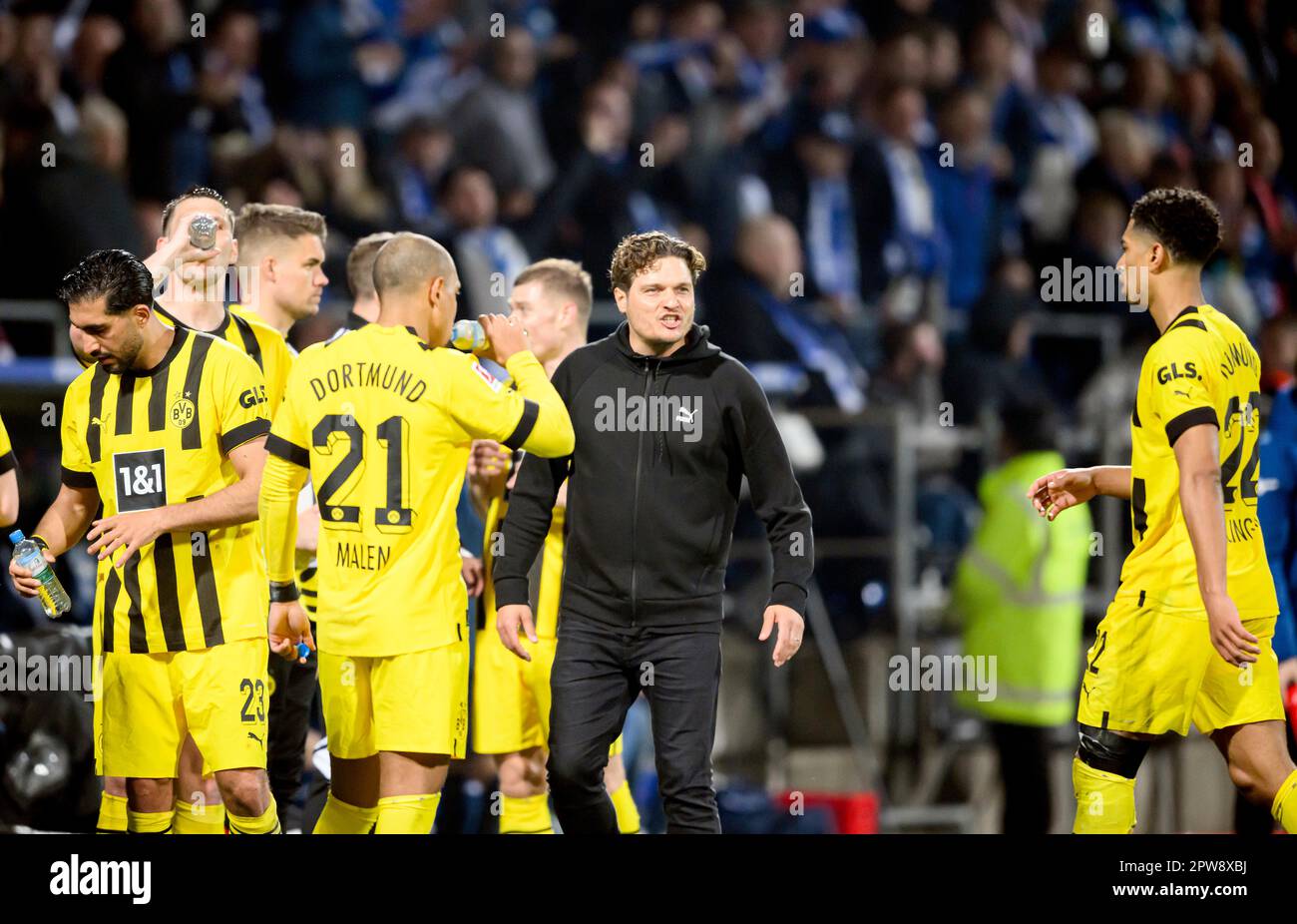 Drink break DO, coach Edin TERZIC (DO) with players, left to right Emre ...
