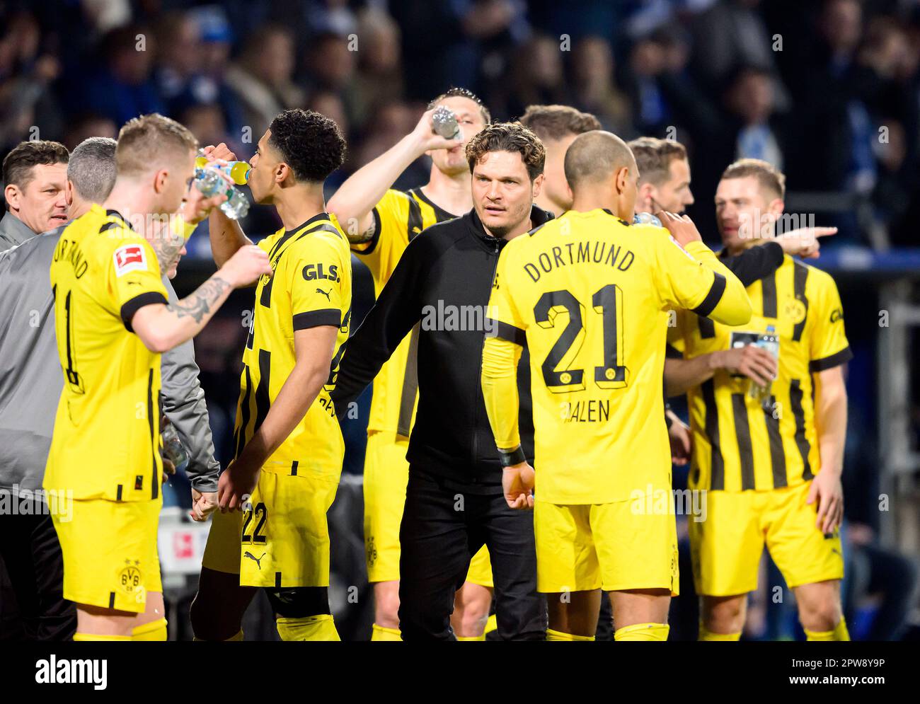 Drink break DO, coach Edin TERZIC (DO) with players, left to right ...