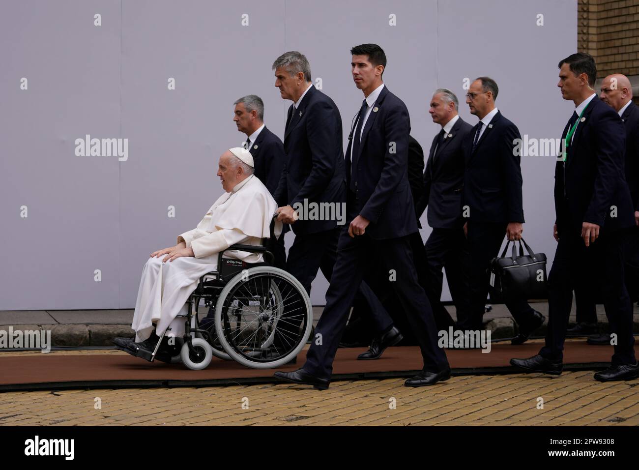 Pope Francis leaves St. Elizabeth of Hungary Church after a meeting ...