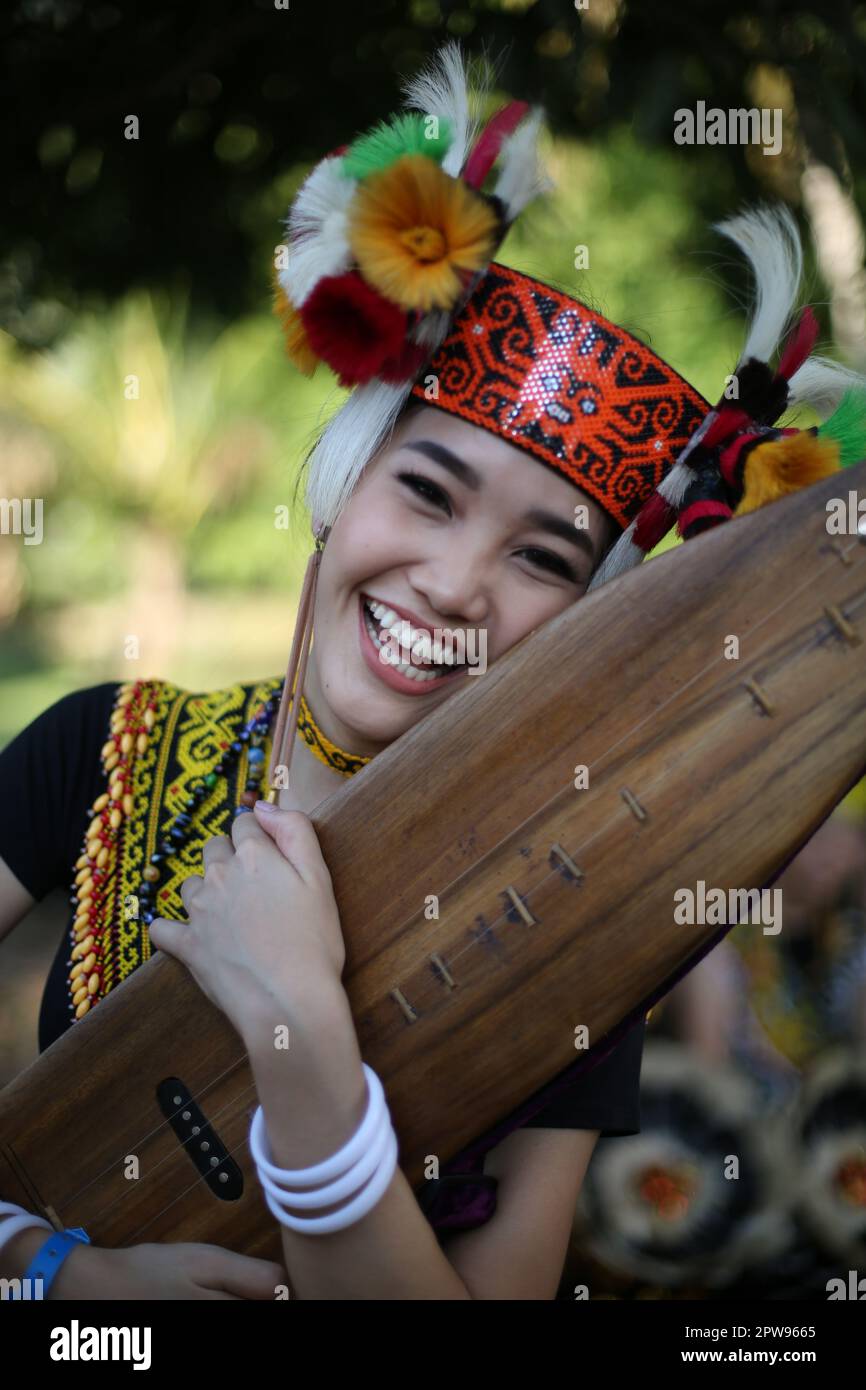 Sarawak Orang Ulu beauty with Borneo boat lute called Sape Stock Photo ...