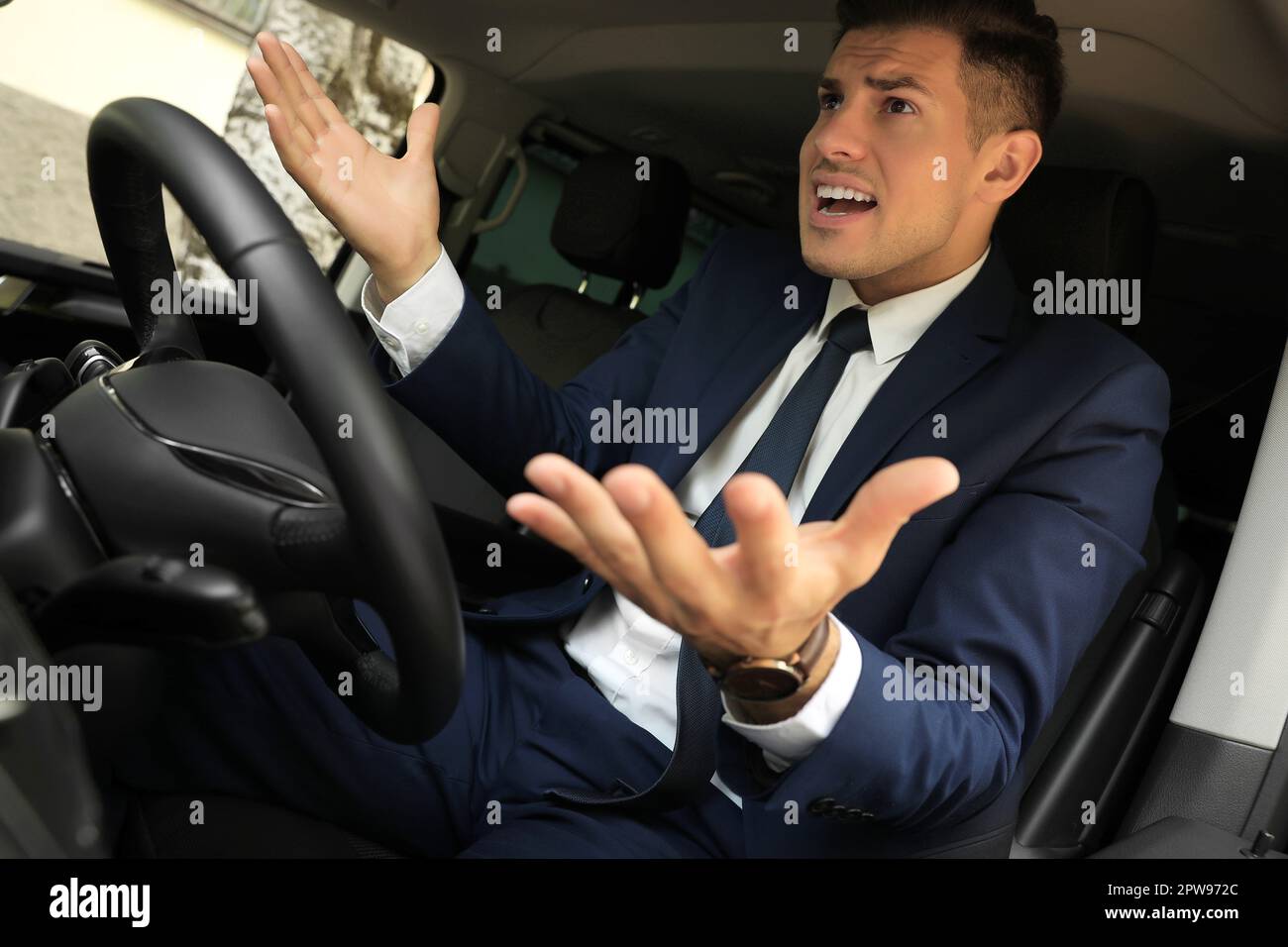 Emotional man in car. Aggressive driving behavior Stock Photo - Alamy