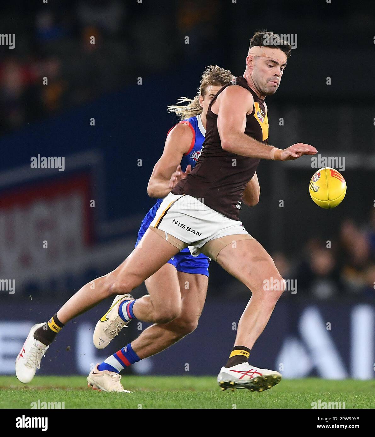 Conor Nash of the Hawks (right) and Bailey Smith of the Bulldogs ...