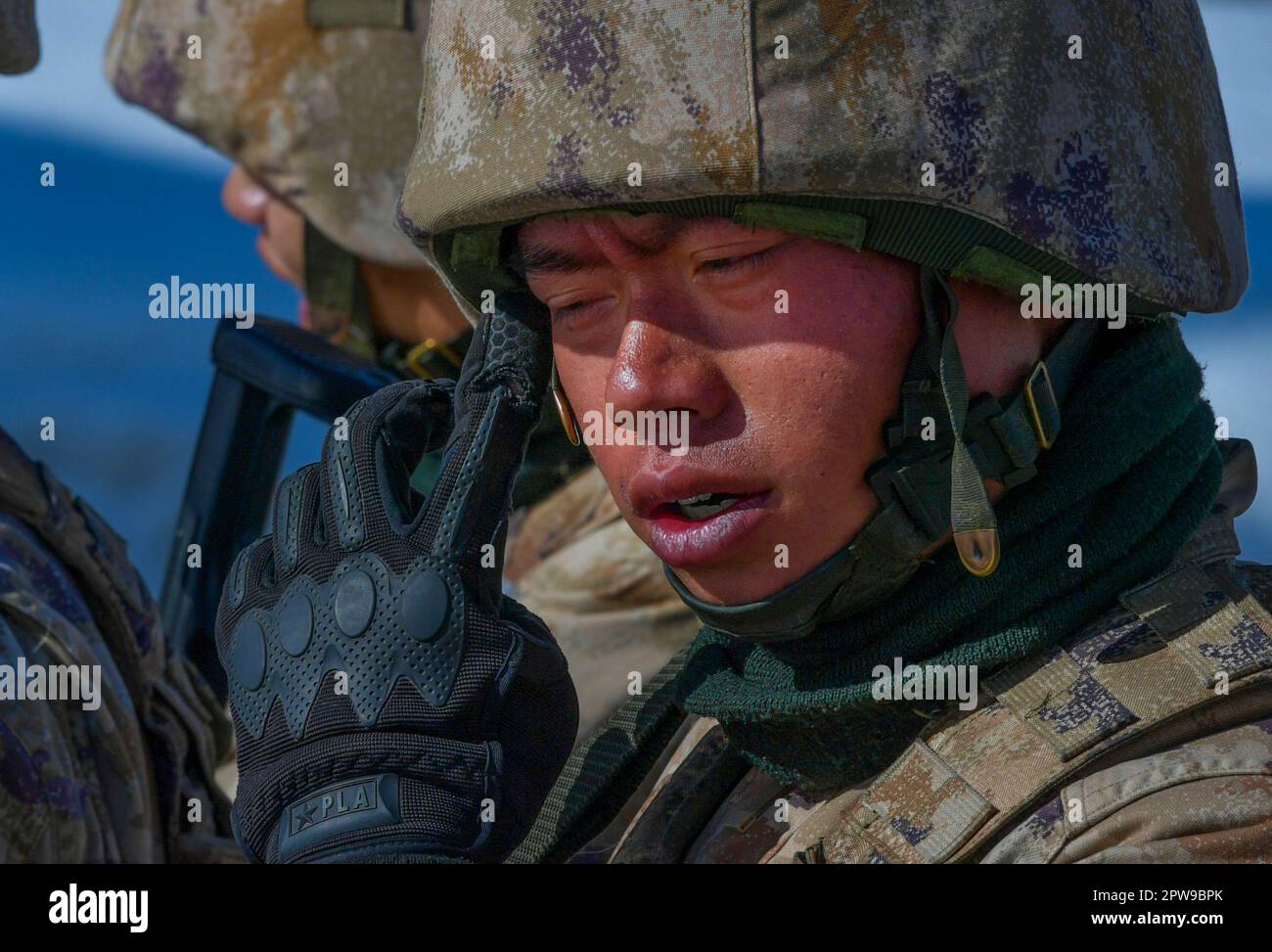(230429) -- KHUNJERAB, April 29, 2023 (Xinhua) -- A soldier wipes sweat ...