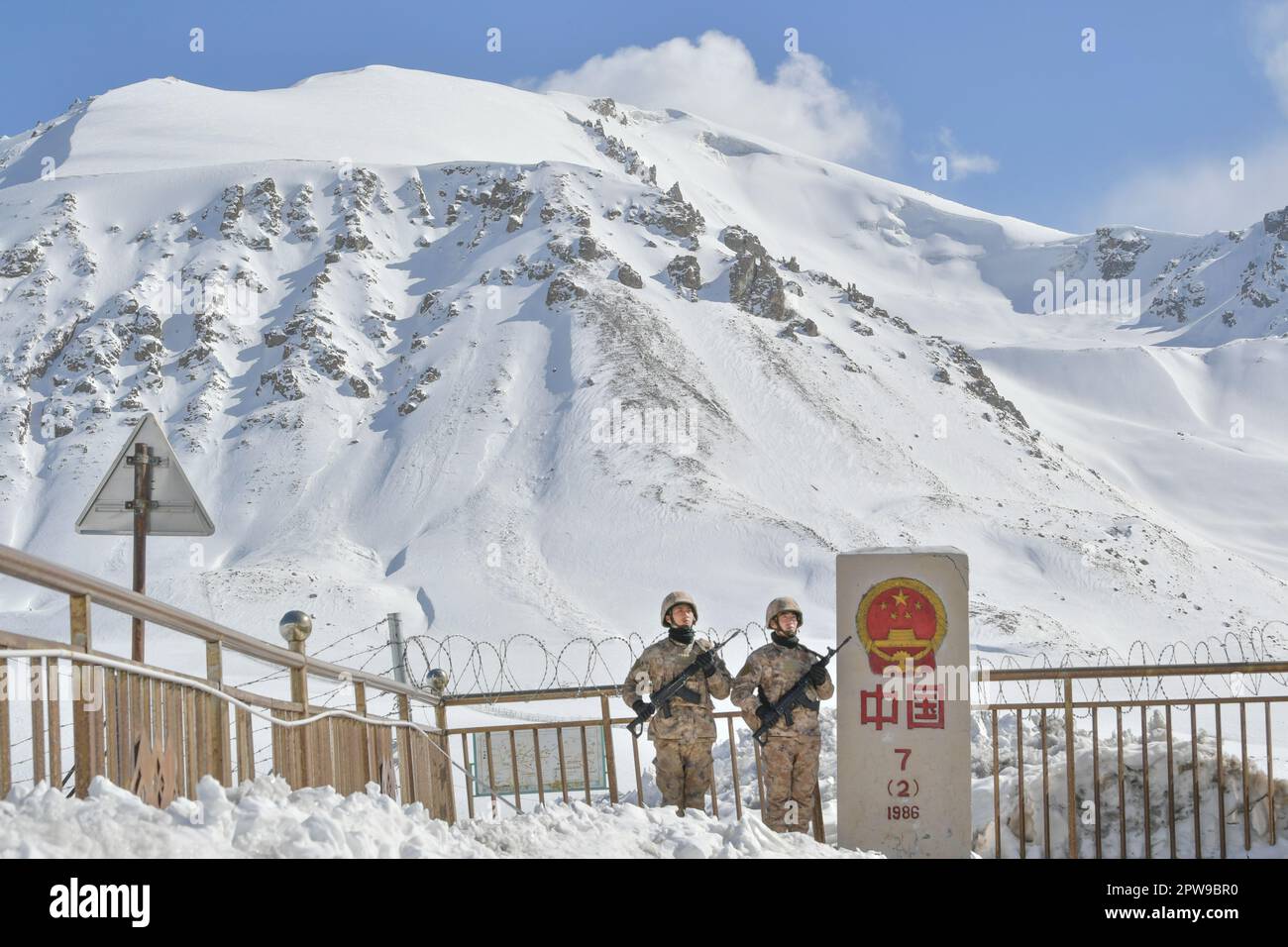 (230429) -- KHUNJERAB, April 29, 2023 (Xinhua) -- Zhou Linping (R) and ...