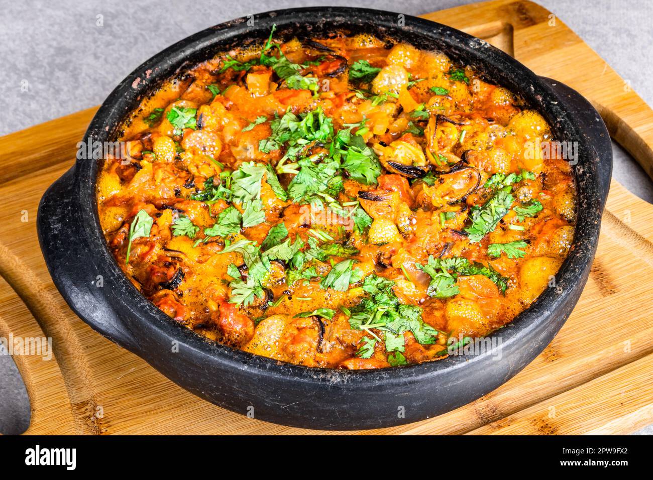 Charru Mussel, known in Brazil as Sururu Moqueca, on wooden board Stock ...