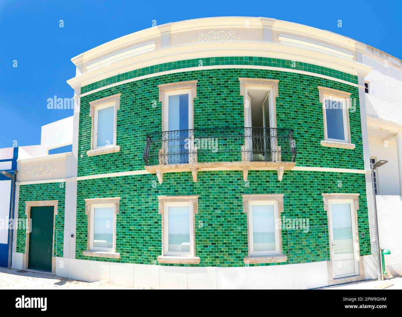 Algarve tiled house hi-res stock photography and images - Alamy