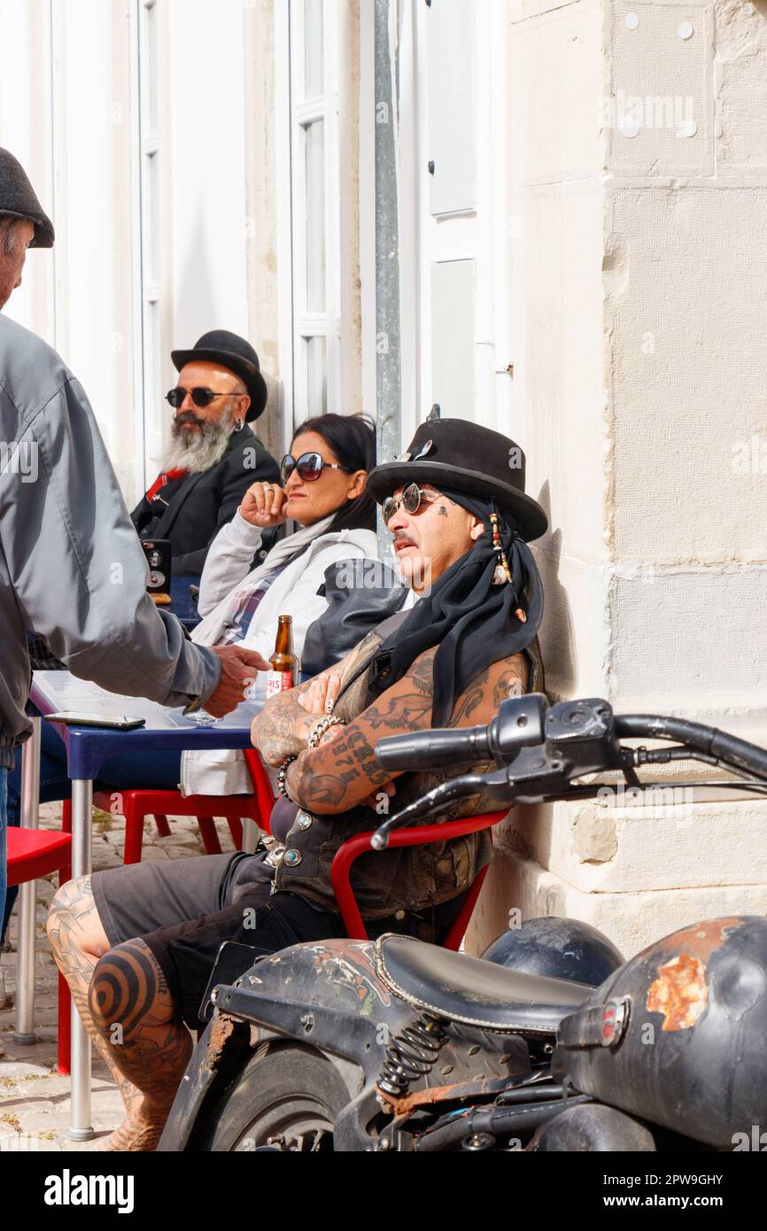 People drinking beer in the sun hi-res stock photography and images - Alamy