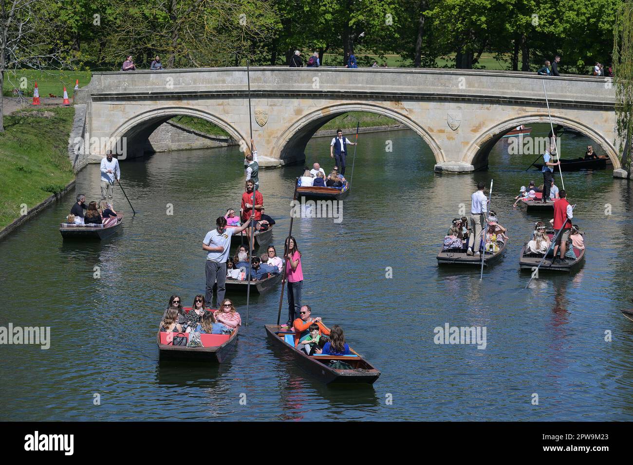 Cambridge, UK. 29th Apr, 2023. Visitors to Cambridge enjoy the warmest ...