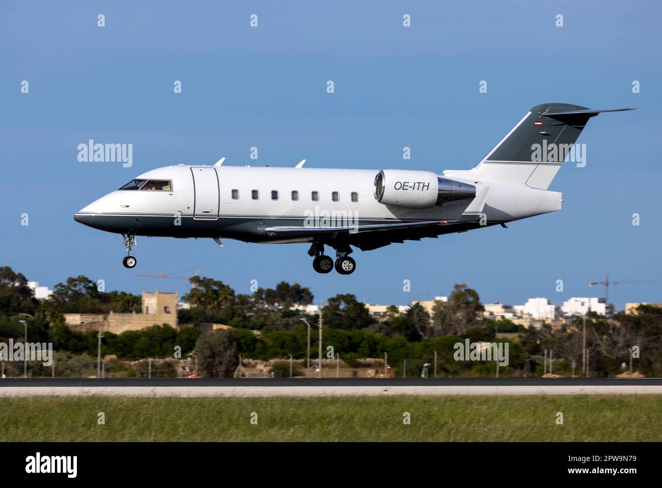 Bombardier Challenger 604 (CL-600-2B16) (REG: OE-ITH) arriving from ...