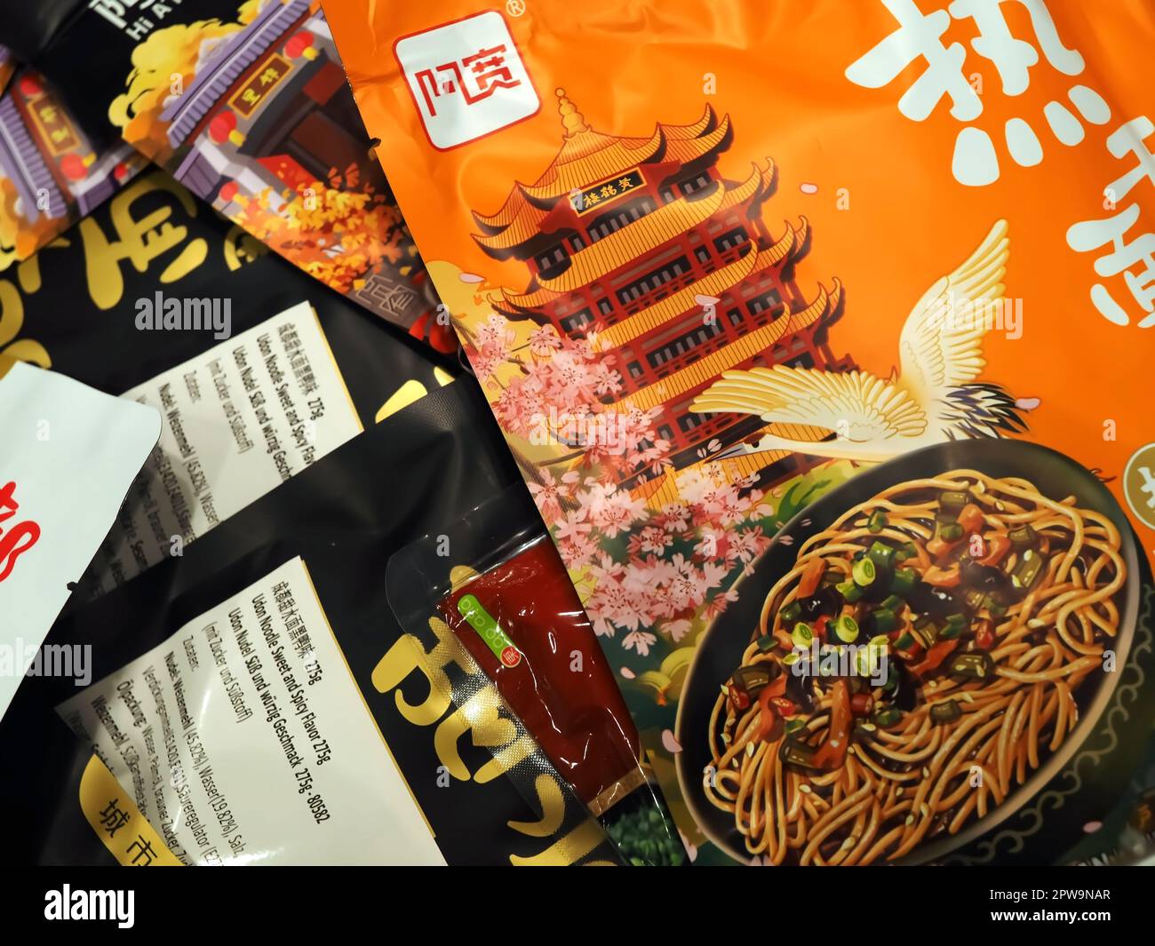 China noodles hi-res stock photography and images - Alamy