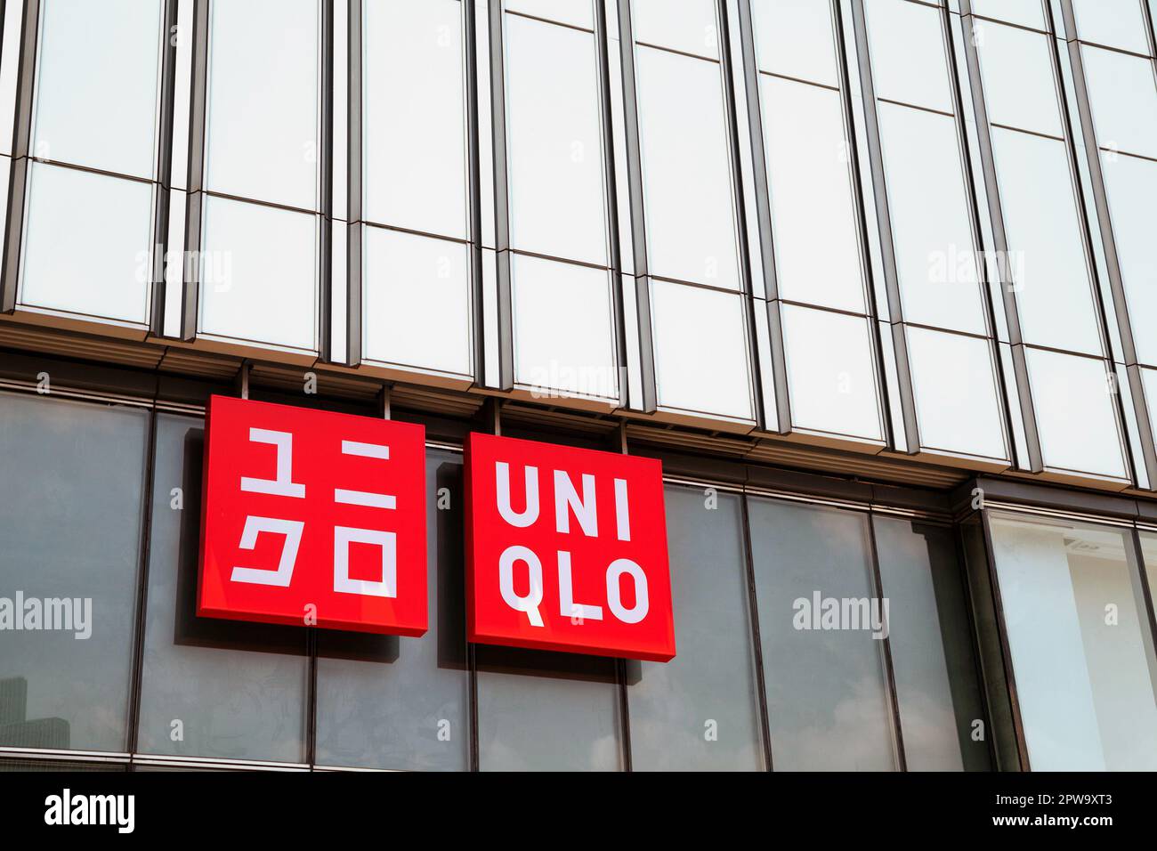 Uniqlo sign logo hi-res stock photography and images - Alamy