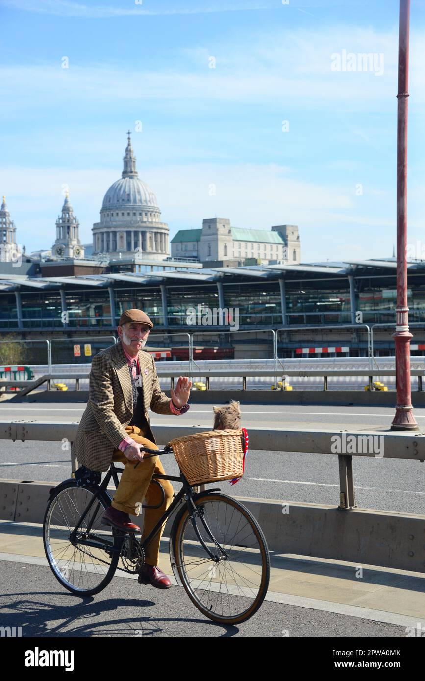 Participants in the 2023 London Tweed Run Stock Photo - Alamy