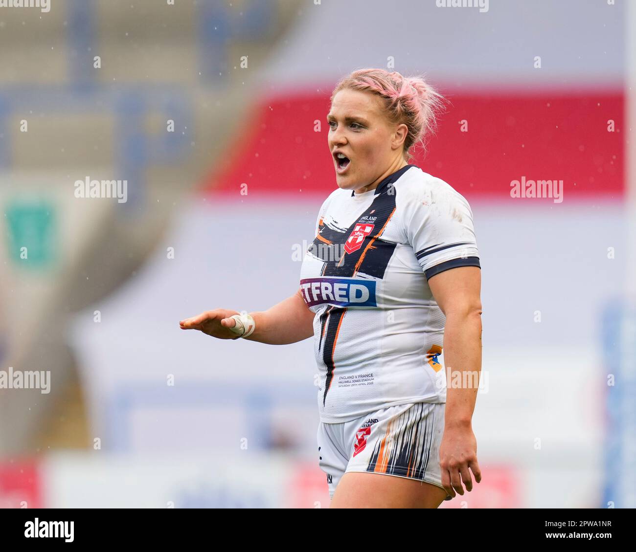 Amy Hardcastle #4 of England shouts instructions during the Mid Season ...