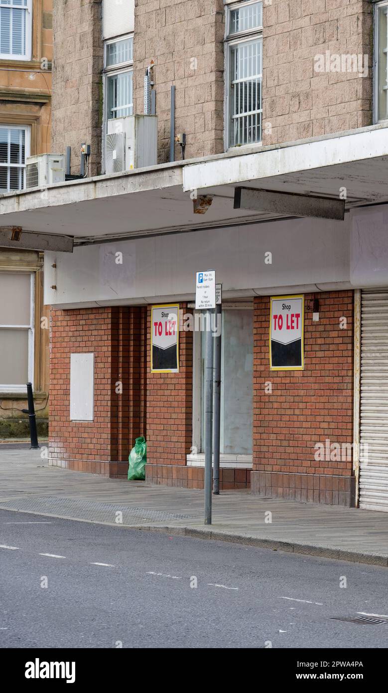 Shop to let sign due to closed business Stock Photo - Alamy