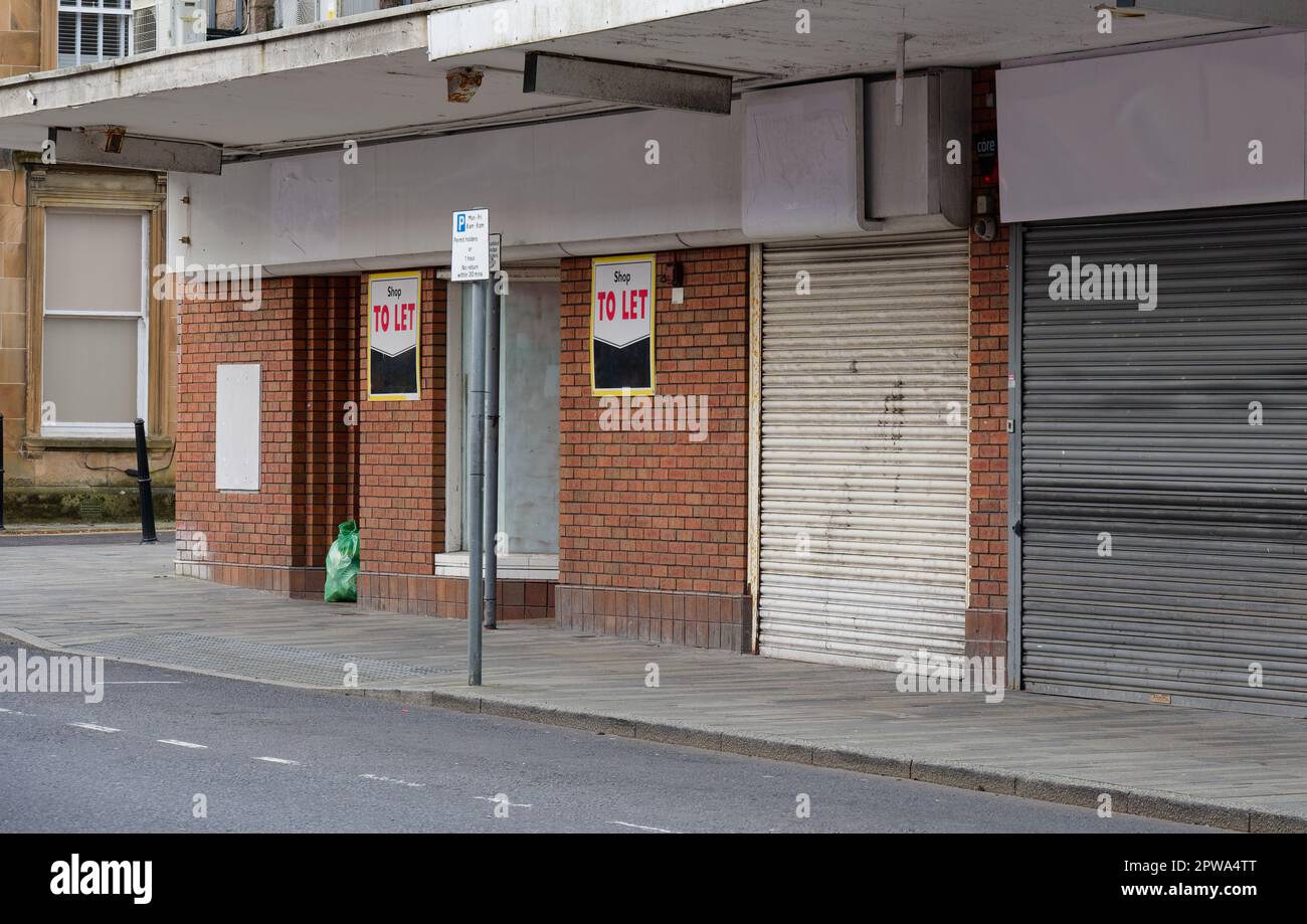 Shop to let sign due to closed business Stock Photo - Alamy