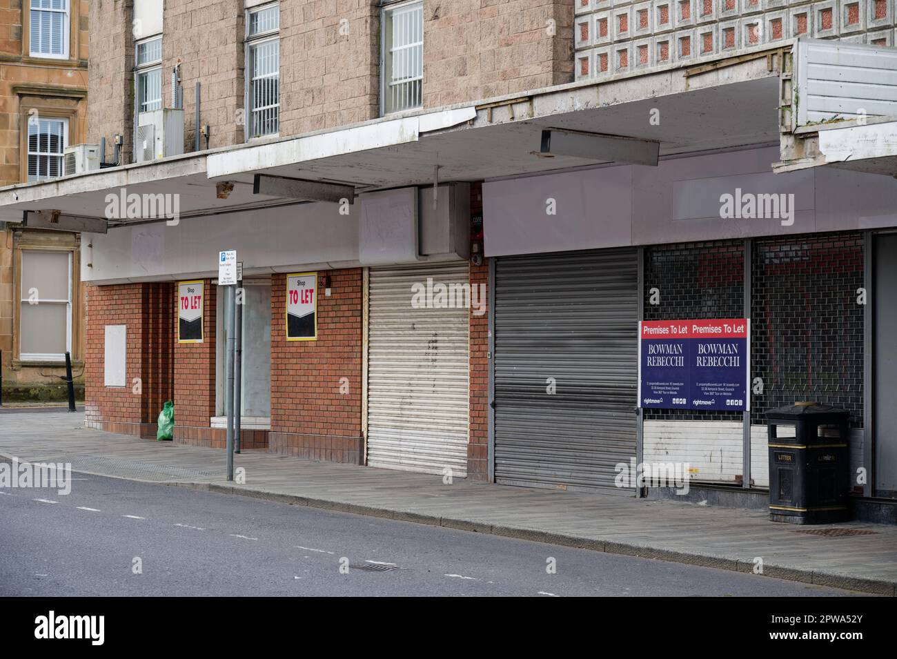 Shop to let sign due to closed business Stock Photo - Alamy