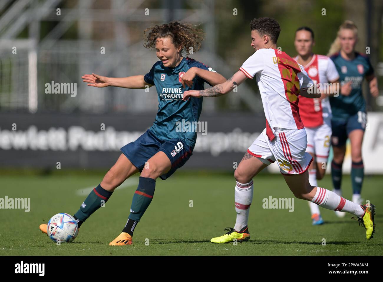 AMSTERDAM - (l-r) Fenna Kalma of FC Twente, Kay-Lee de Sanders of Ajax ...