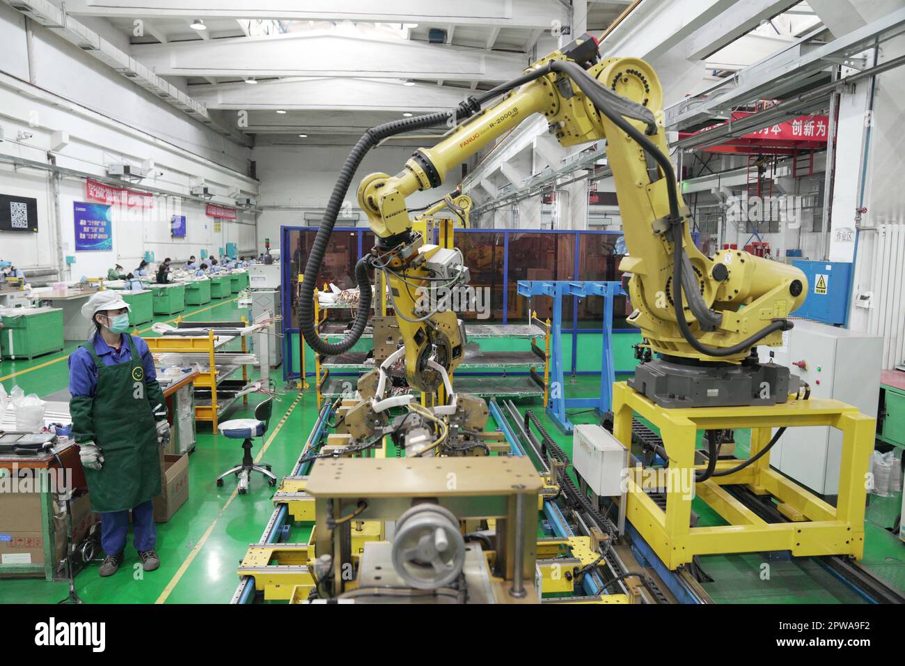 (230429) -- HARBIN, April 29, 2023 (Xinhua) -- A worker checks a ...