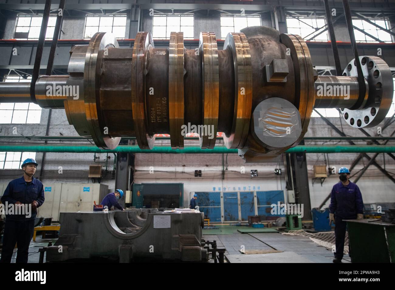 (230429) -- HARBIN, April 29, 2023 (Xinhua) -- Workers prepare to ...