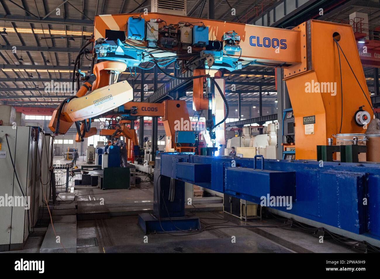(230429) -- HARBIN, April 29, 2023 (Xinhua) -- A welding robot works at ...