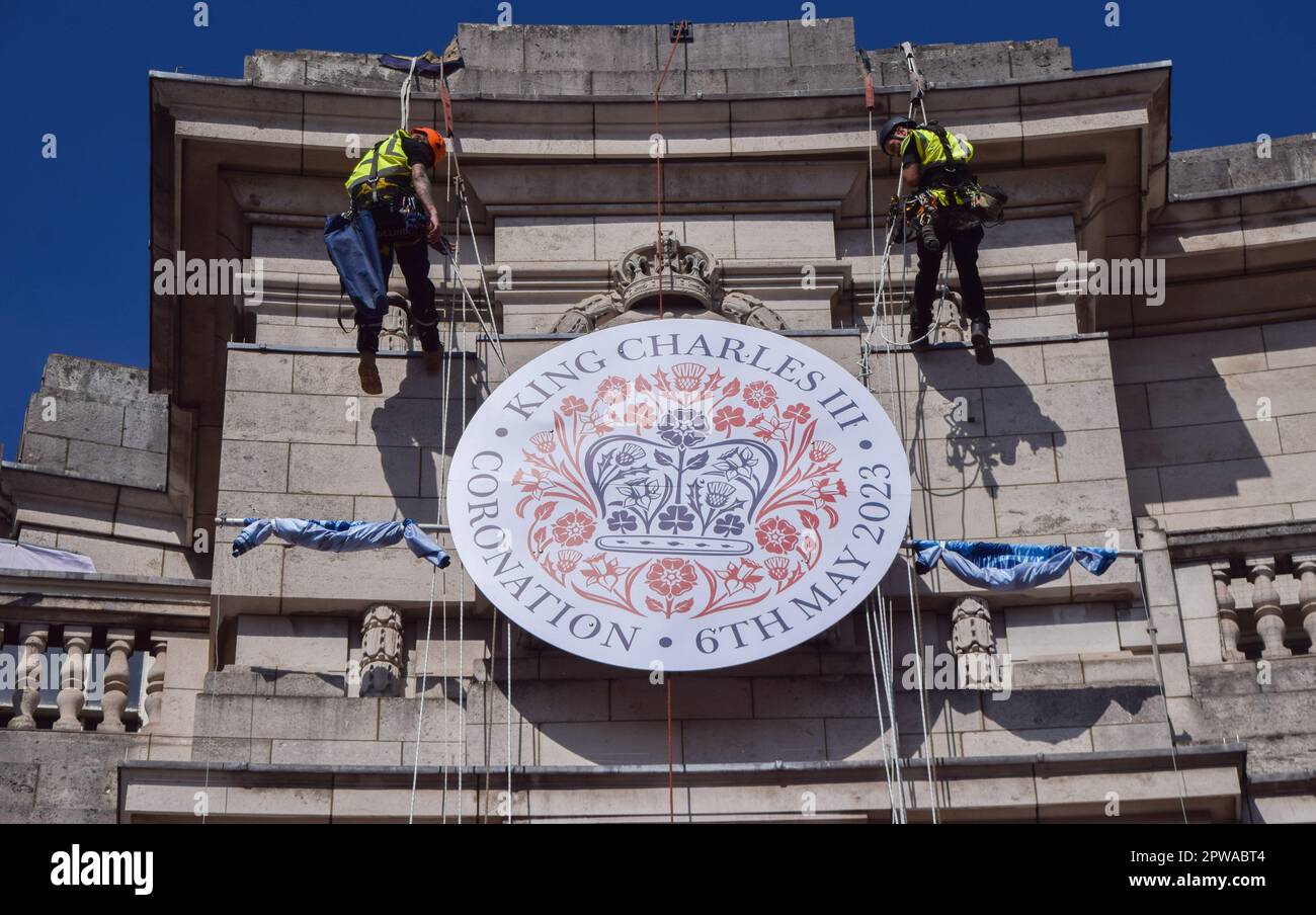 Official king charles iii coronation emblem hi-res stock photography ...