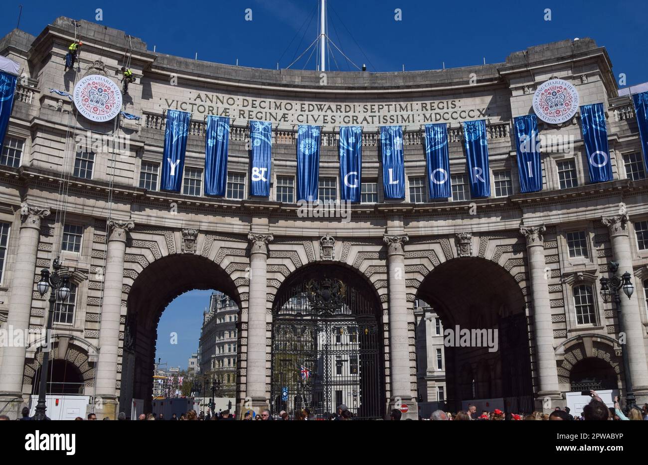 Official king charles iii coronation emblem hi-res stock photography ...